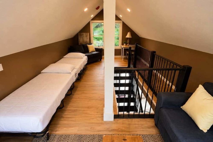 Beaver Creek Chalet | 1 Bedroom | Sleeps 6 | Pet Friendly - Port Alberni