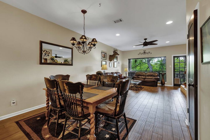 The Float Inn. Beautiful Condo Overlooking The Comal, Across From Schlitterbahn - New Braunfels, TX
