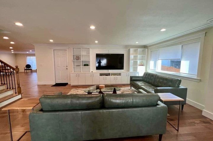 4br Luxurious Home, Backyard + Gazebo + Jacuzzi - Kirkland, WA