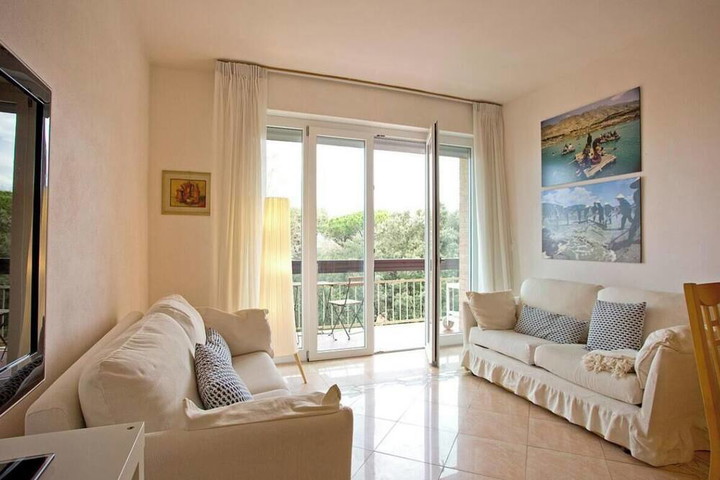 Casa Nica Is A Charming Apartment 100 Meters From The Sea Of ​​Lido Di Camaiore, Near The Splendid Promenade And The Fascinating Pier. It Consists Of 1 Equipped Kitchen, 1 Large Living Room With Dining Room, 2 Double Bedrooms With 1 Single Sofa Each, - Viareggio