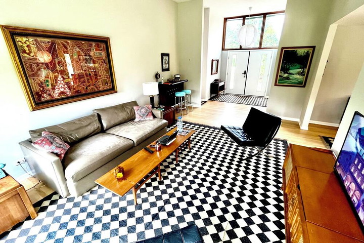 Step Into The Past: Stylish 1970s Mid-century Vrbo For A Vintage Getaway! - Wheaton, IL