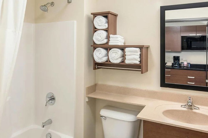Spacious Retreat W/ Kitchen Near Ranch Event Center For Ultimate Comfort - Loveland, CO