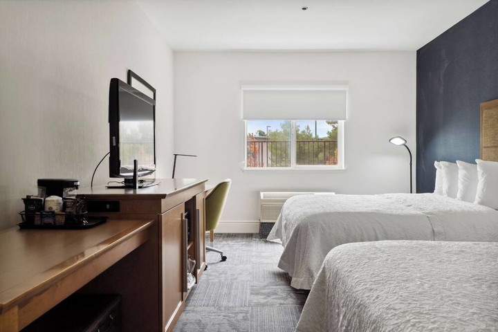 Value Stay! Short Drive To Browns Valley Park! With Outdoor Pool And Terrace - Vacaville