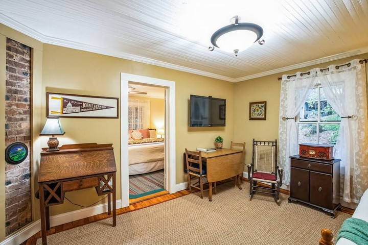 Vintage Saluda Escape Near Waterfalls - Hendersonville, NC