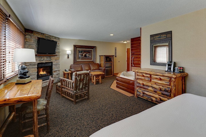 Whirlpool, Living Room With Dry Bar, Theme Suite, Stoney Creek Galena - Galena, IL