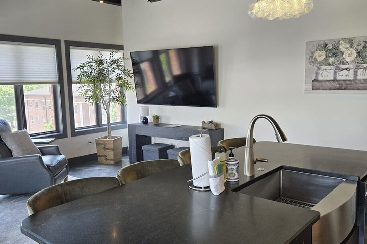 Overlooks Downtown Brevard With Stunning Mountain Views! - Brevard, NC
