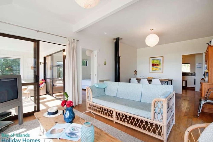 Beachside Bach - Long Beach - Absolute Beachfront! Great Family Holiday Home. - Russell