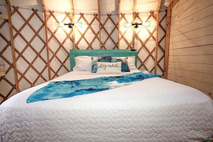 Luxury Glamping Yurt With Hot-tub On The Medina River Bandera, Texas - Bandera, TX