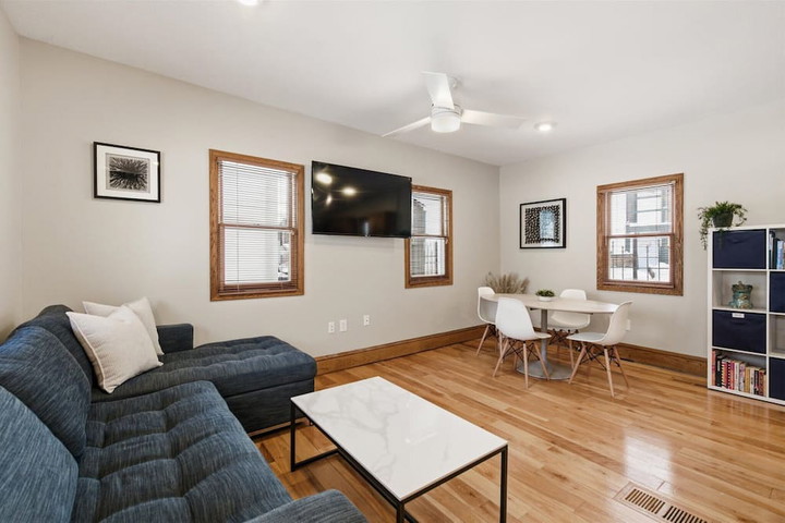 Cozy Open Concept 2br Near Downtown Close To Lakes, Parks & Trails - Minneapolis, MN