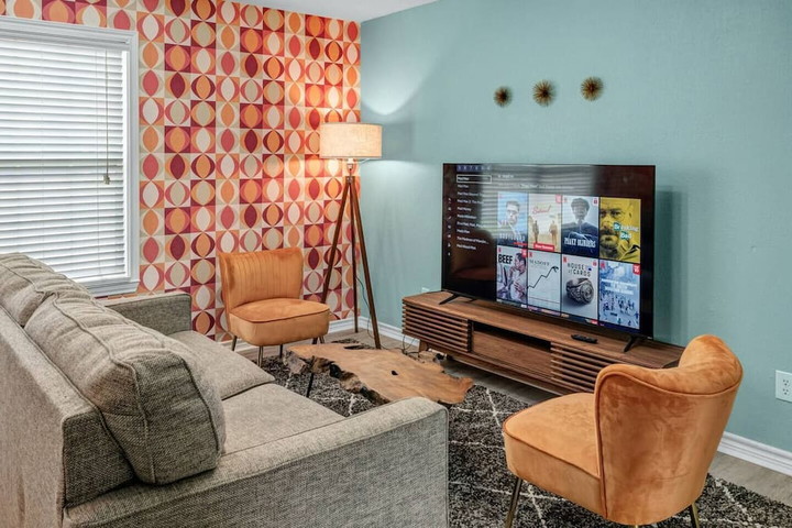 Bauhaus-1st Floor, King Beds, Walk To A&m Campus - Bryan, TX