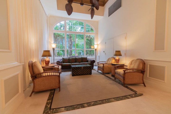 Palm Beach Island Condo-hotel Roomwalk To Beach - West Palm Beach, FL
