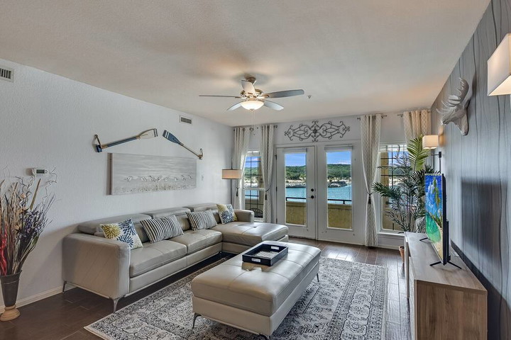 Stunning Lake View - Plush Condo On Lake Travis Island Villa!! - Lago Vista, TX