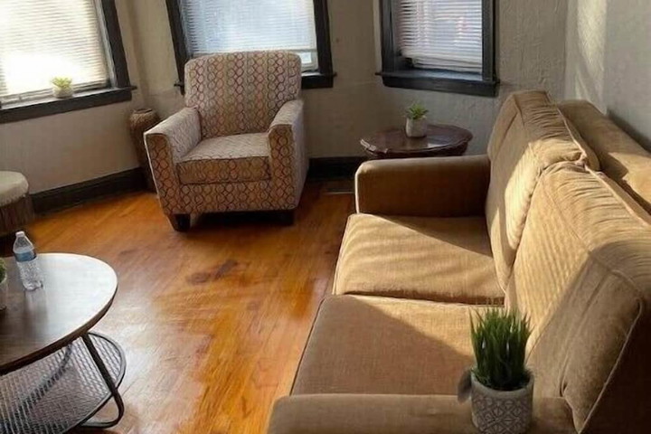 Midway Gem: Comfort And Transportation - Chicago, IL