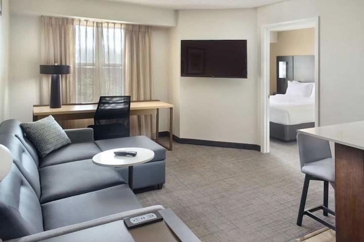 Pleasant Stay! Two Relaxing Units, Onsite Pool, Free Breakfast & Shuttle Service - Apex, NC