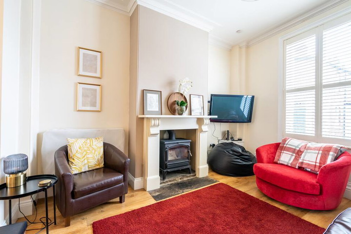 Aycliffe Cottage  -  A Family Break That Sleeps 6 Guests  In 3 Bedrooms - 