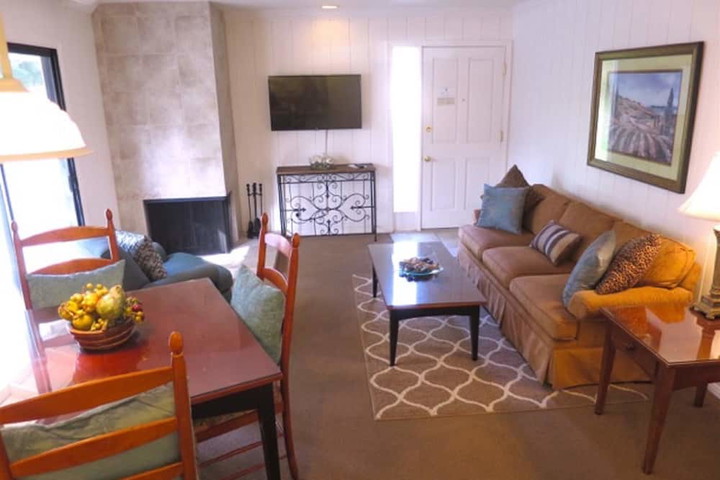 Single Story Corner Quiet One Bedroom Deluxe Condo Suite With Private Patio - Napa, CA