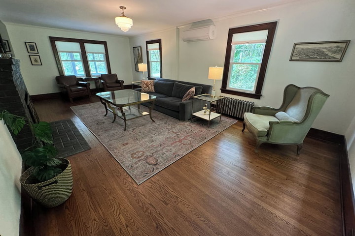 Charming Berkshire Farmhouse: Your Cozy Retreat Awaits! - Monterey, MA
