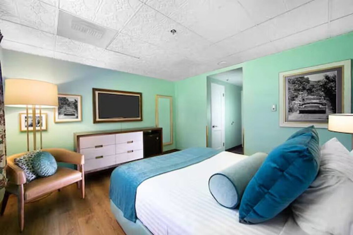 Queen Original 47 | El Cortez | Downtown Vegas | Historic 1941 Wing - Las Vegas, NV
