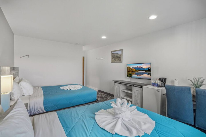 Downtown Riverside 2 Queens | Hot Tub | Breakfast Included - Pagosa Springs, CO