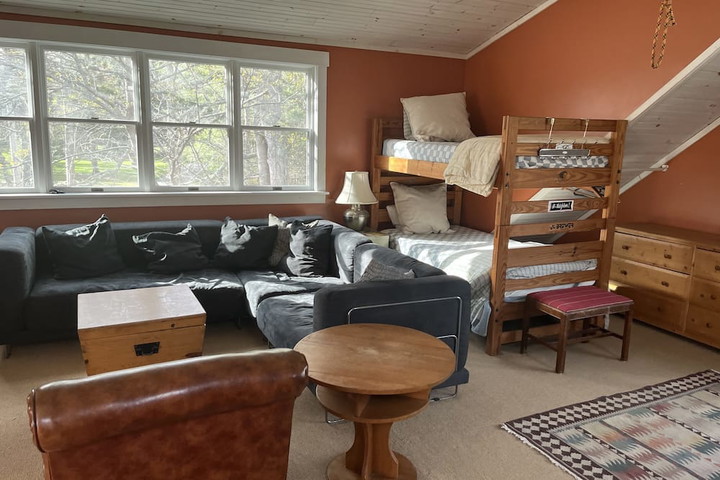 Private Spacious Pet Friendly Studio / Loft - Tiverton, RI