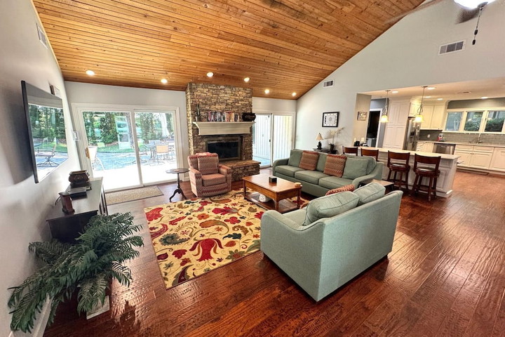 No Stairs! Sea Pines Home, Private Pool, Hot Tub, Near Golf, Walk/bike To Beach - Bluffton, SC