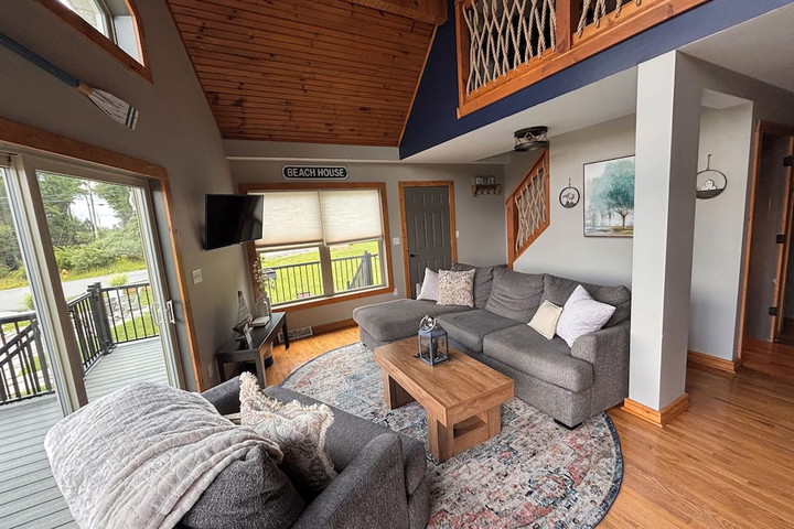 Treasure Lake 5 Br Beach House With Hot Tub; Direct Access To Beach & Playground - Treasure Lake, PA