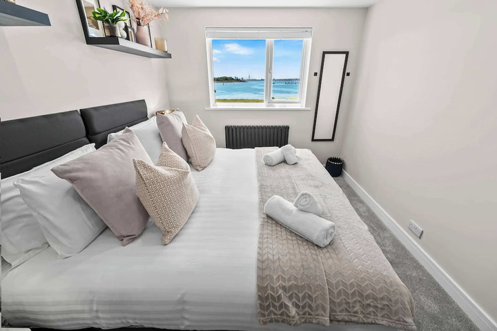 New 3-bed House With Harbour Views, Private Parking & Garden, Near Port Solent - Portsmouth