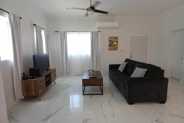 Ridgewood Court -  Townhouse Near Beach Across The Street From Grocery Store - Nassau
