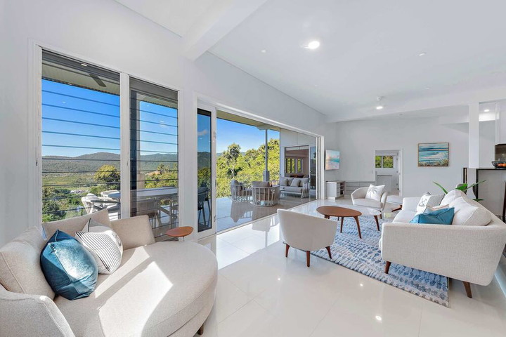 Airlie Views Luxe Escape - Ocean Views And Pool - Airlie Beach