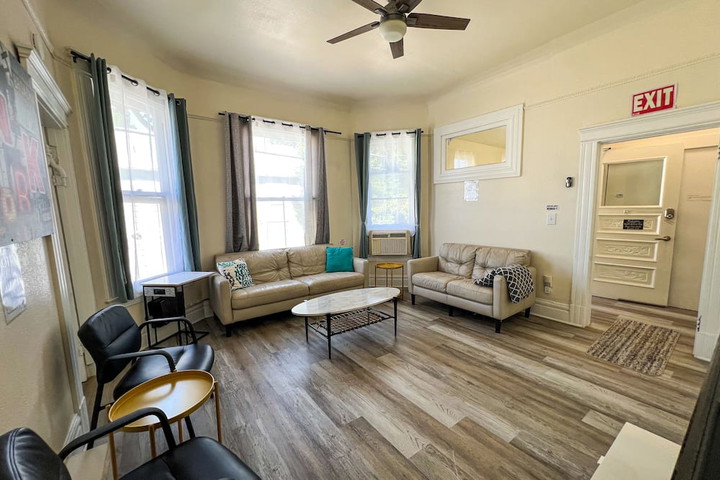 Newly Remodel Duplex Free Parking 3-bed-1 Bath. - Sacramento, CA