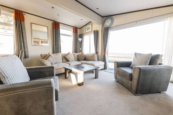 A Relaxing Coastal Lodge With Uninterrupted Views Across To The Isle Of Wight And The Needles. - Mudeford