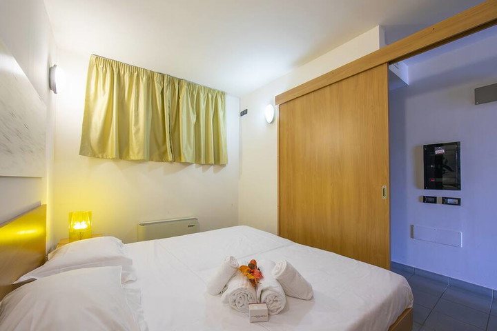 Teleo 82, Accès Direct Aux Pistes (50 M), Sestrières, Italie - Sestriere