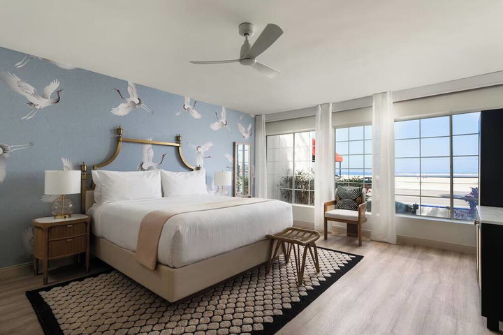 Seaside Escape! Spacious King Stay W/ Outdoor Pool & Gym Access | Pets Welcome! - Santa Barbara, CA