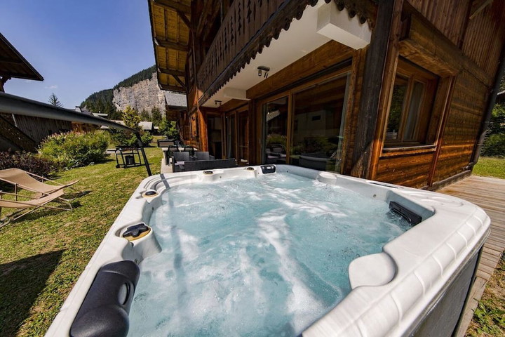 Direct Access To Avoriaz. 500m From Prodain's Telecabine. Ski Back Into Chalet.<br>4 Bedrooms + 4 Bathrooms + Jacuzzi & Open Fire. - Avoriaz