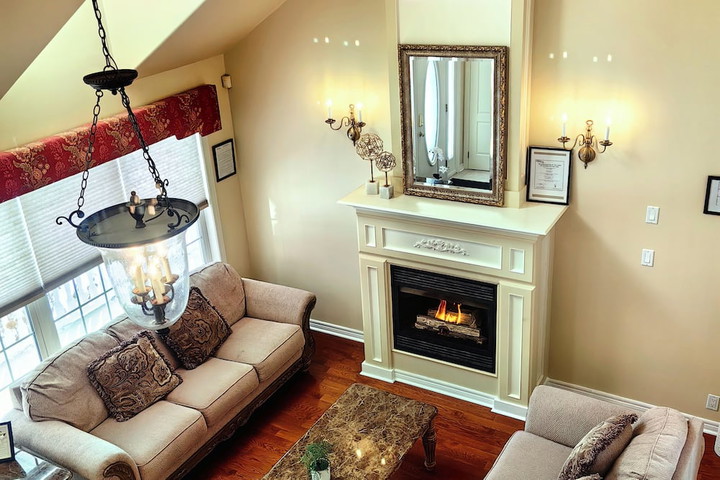 L&v | Victorian Garden Retreat | 4br | Spacious Deck | Walk To Historic Old Town - Niagara-on-the-Lake