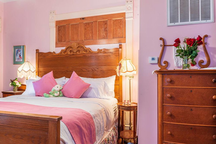 Cliff Cottage Inn - Sarah Bernhardt King Jacuzzi Suite - Eureka Springs, AR