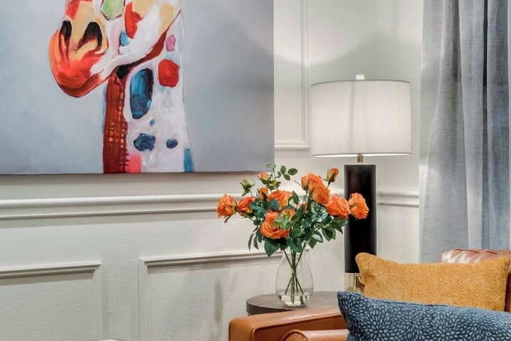 Step Into Refined Comfort In This Charming Dallas Jewel Box, Where Historic Architecture Meets Luxury Finishes. Featuring A Hand-scraped Hardwood Foyer, Carrera Marble Bath, High-end Kitchen, And Award-winning Courtyard. - Dallas, TX