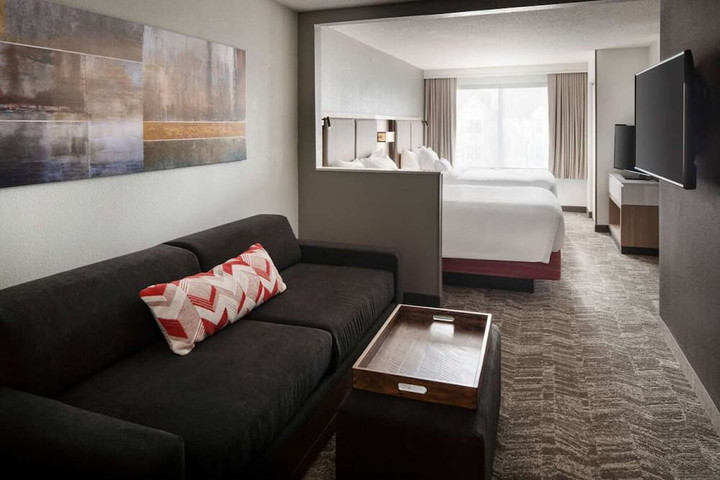 Ideal Mix Of Nature And City! 2 Convenient Units, Indoor Pool! - Seattle, WA