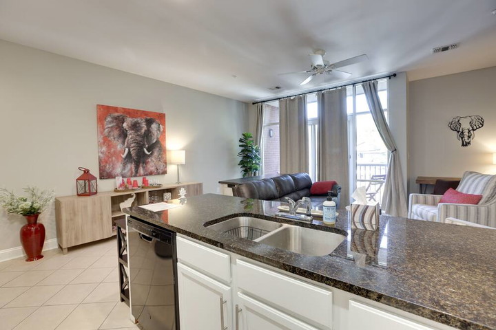 Tuscaloosa Condo: Steps To Bryant-denny Stadium! - Tuscaloosa, AL