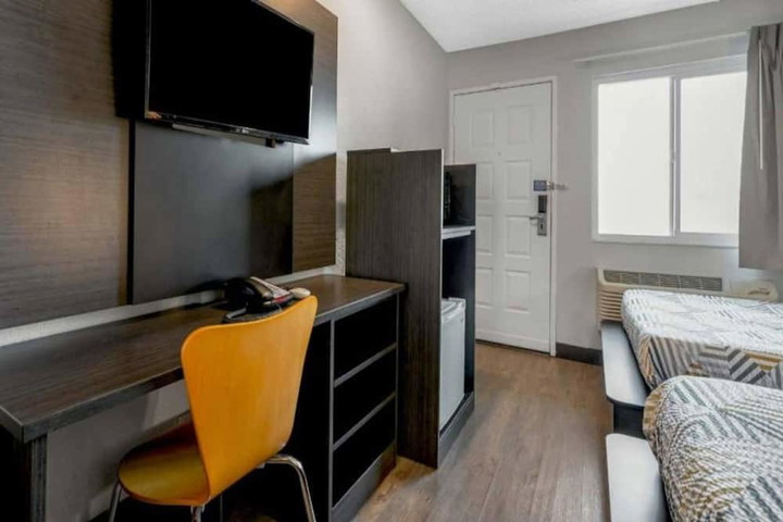 Sunny 2 Full Beds | Smoking, Micfridge - Merced