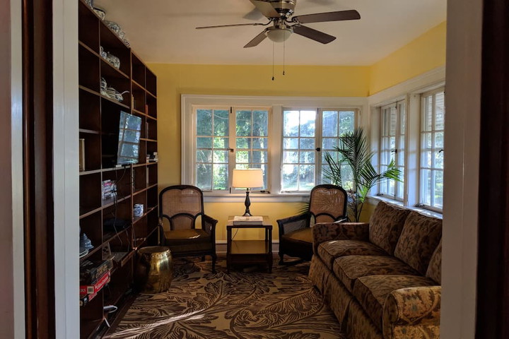 Family-friendly 5-star Rated 19th Century Restored Mansion - Willoughby, OH