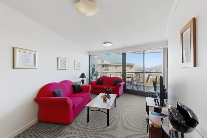 Top Floor Braddon | Sunset Views To Black Mountain - Belconnen