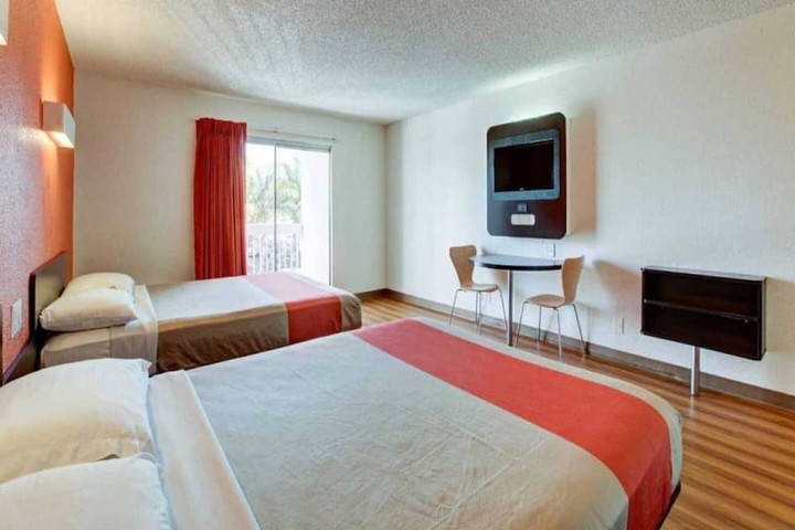 2 Queen Beds | Micfridge - Newport Beach, CA