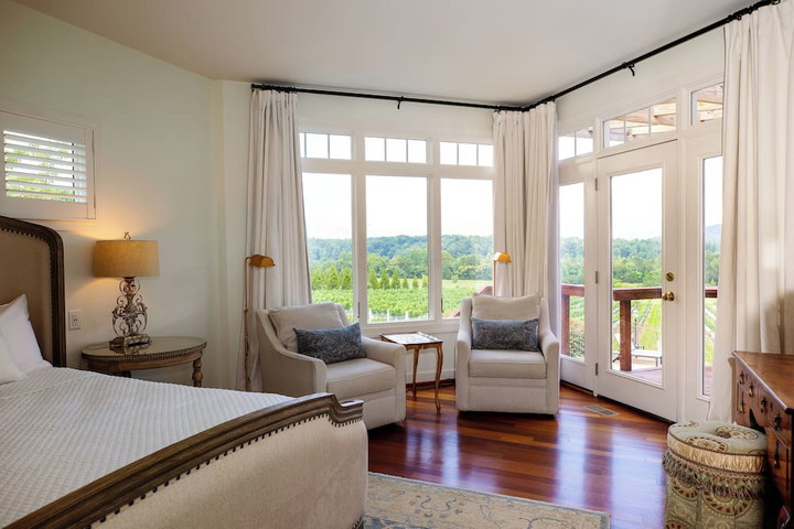 Classic Deluxe Room At The Inn At Stinson Vineyards - Crozet, VA