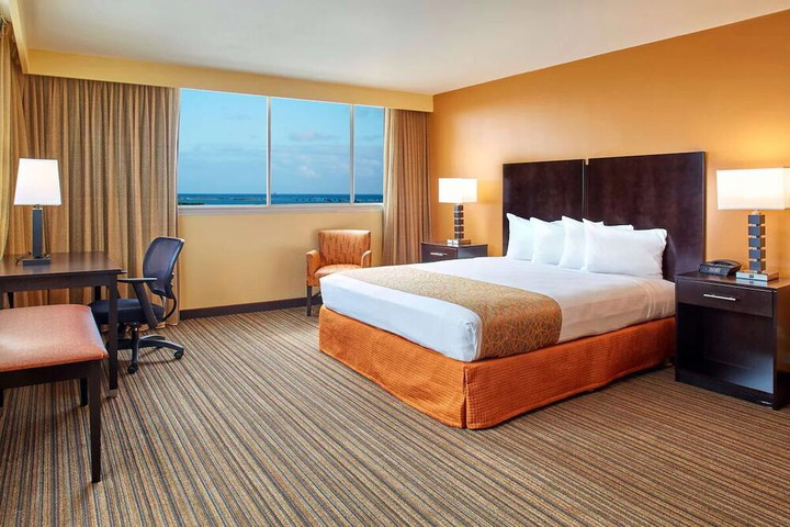 Airport Convenience | Deluxe King Room With Shuttle | Swimming Pool & Breakfast - Waipahu, HI