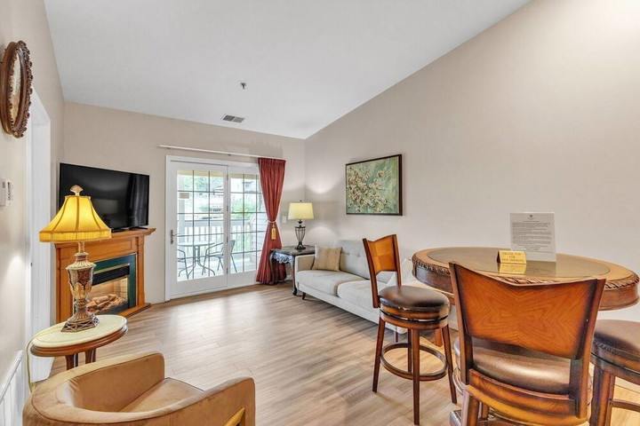New! 3rd Floor Front Side Penthouse Suite - 302 By Grand Wood Suites - Nashville, IN