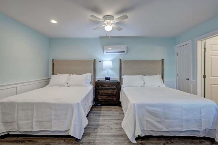 Loggerhead Inn & Suites - Two Queen Suite In Hotel In Surf City, North Carolina - Surf City, NC
