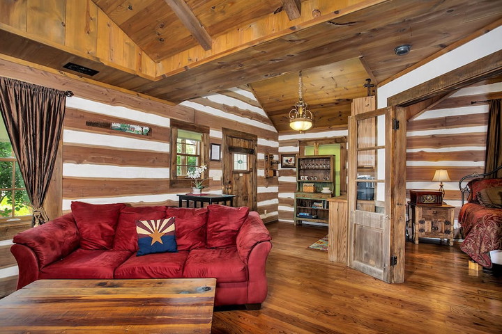 La Rouge |  King Bed | Hot Tub | Walk To Main | Pet Friendly W/fee - Fredericksburg, TX