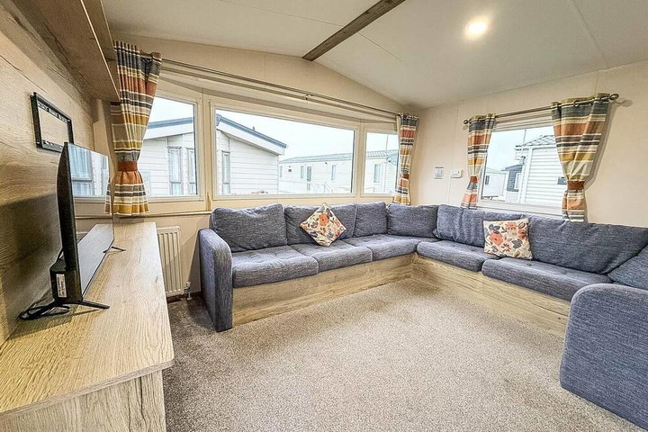 Superb Caravan At Dovercourt Park, Sleeps 8 Ref 44202c - Felixstowe