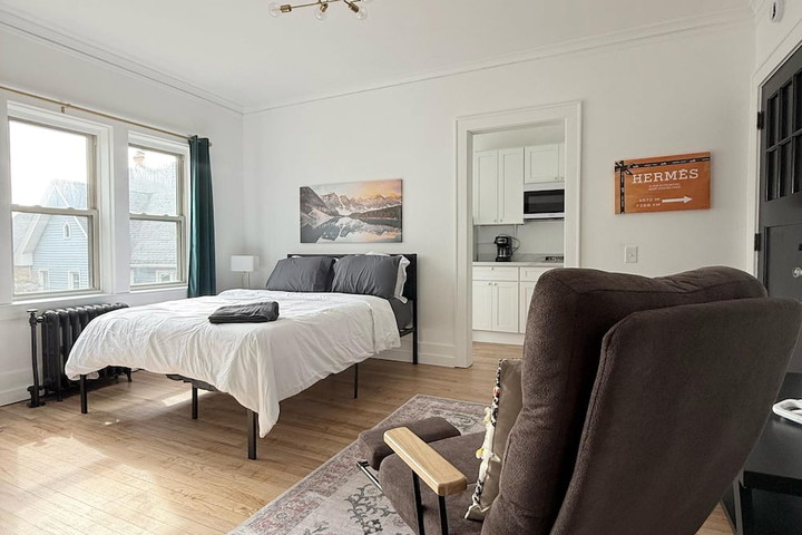 Modern Studio In Downtown Rochester With A Full Kitchen And Smart Tv, Steps From High Falls. - Rochester